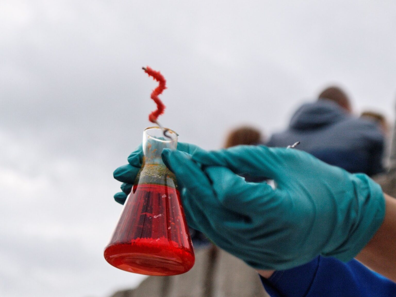 10 experimente pentru copii distractive pe care le poți realiza acasă